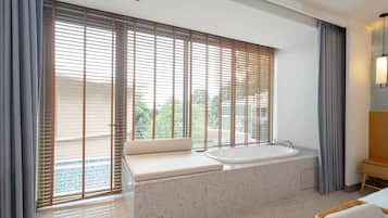 Quarto luxo, 1 cama King, acesso à piscina | Cofres nos quartos, ferros/tábuas de passar roupa, berços grátis