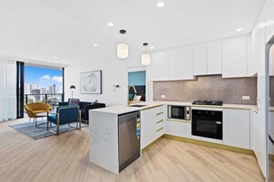 Apartamento superluxo, 2 quartos, sacada, vista para a cidade (No parking included) | Cozinha privada | Geladeira grande, micro-ondas, fogão, cooktop