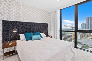 Apartamento superluxo, 2 quartos, sacada, vista para a cidade (No parking included) | Individualmente decorados, individualmente mobiliados