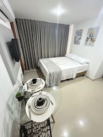 Apartamento | Espaço de trabalho para notebook, cortinas blackout