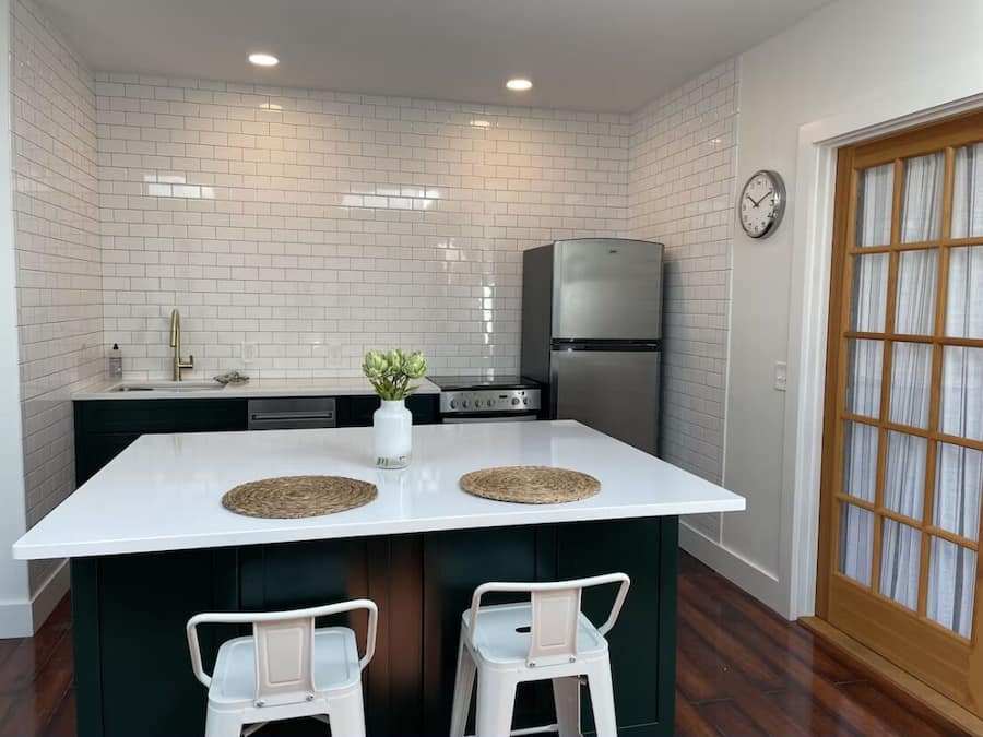 Apartamento Deluxe, Vista para a cidade | Cozinha privada | Um frigorífico/congelador grande, um micro-ondas, um forno