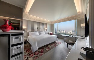 Roupa de alta qualidade, minibar, cofre no quarto, secretária 