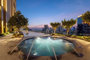 Piscina exterior, da(s) 6:00 à(s) 22:00, guarda-sóis, espreguiçadeiras 