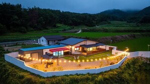 Uma casa moderna com piscina, vários quartos e um jardim bem cuidado.