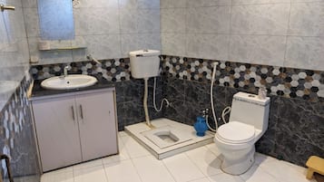 Quarto Triplo | Casa de banho | Um polibã, chinelos, toalhas fornecidas
