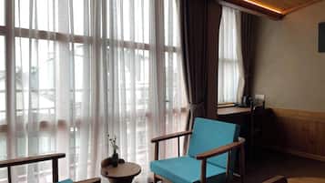 Quarto Duplo Deluxe, varanda, Vista para a cidade | Roupa hipoalergénica, minibar, cofre no quarto