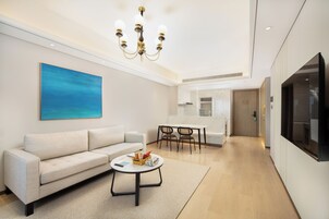 Suite Familiar, várias camas, kitchenette, Vista para a cidade | Roupa de alta qualidade, edredões de penas, minibar grátis 