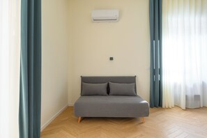 Quarto quádruplo luxo, vista para a cidade | Cofres nos quartos, cortinas blackout, Wi-Fi de cortesia