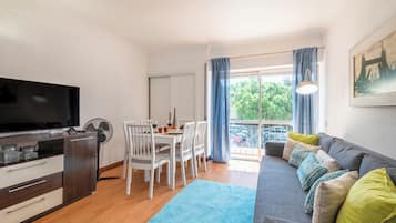 Apartamento Básico, 1 quarto, não fumadores | Sala de estar | Televisor de ecrã plano de 32 polegadas com canais por cabo, televisor