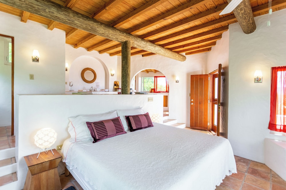 BVI VILLAGE bohemian Mediterranean-style hilltop villa & pool for ...