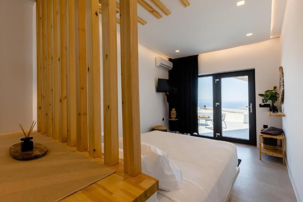 Lackos Luxury Suites - Santorini