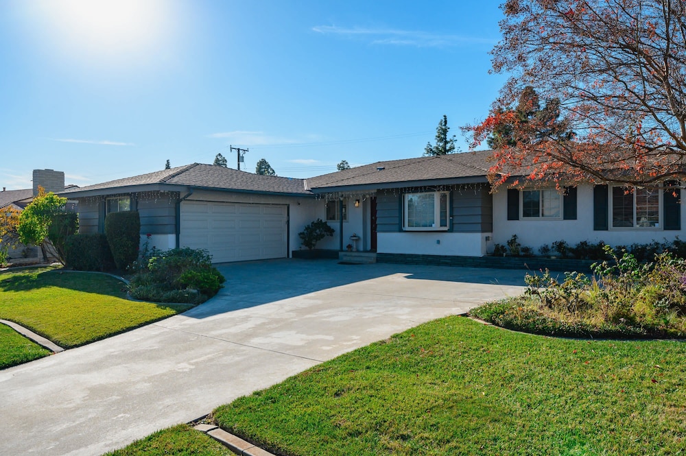 Luxury Estate With Sparkling Pool Elegant Amenities - Pomona