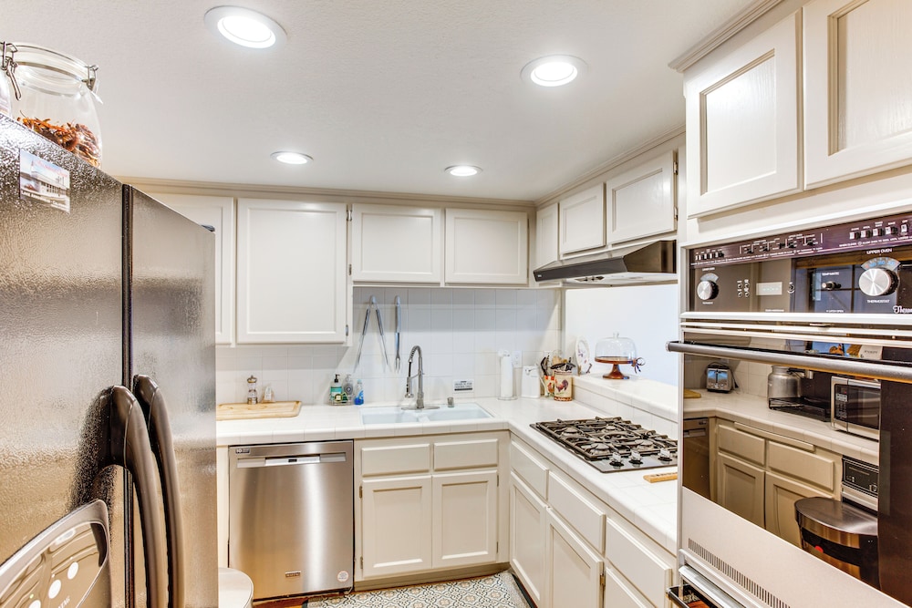 Central Condo W/ Water Views In Lake Arrowhead! - Lake Arrowhead, CA