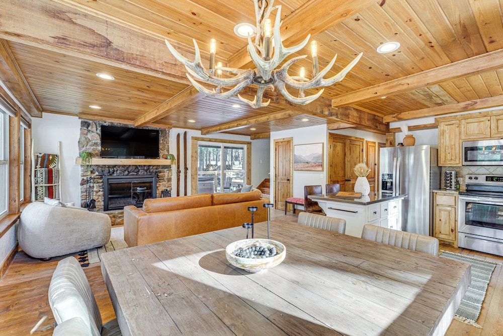 Hot Tub + Fireplace: Cozy Angel Fire A-frame Cabin - Angel Fire, NM