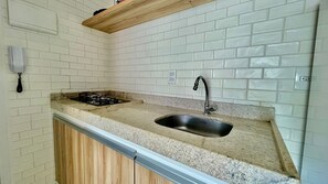 Apartamento | Cozinha privada | Uma chaleira elétrica, uma torradeira