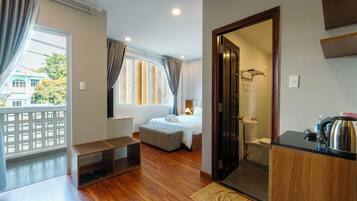 Quarto Duplo Deluxe, varanda | Secretária, secretária adequada para computadores portáteis