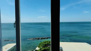 Quarto Deluxe, vista para o oceano | Secretária, secretária adequada para computadores portáteis