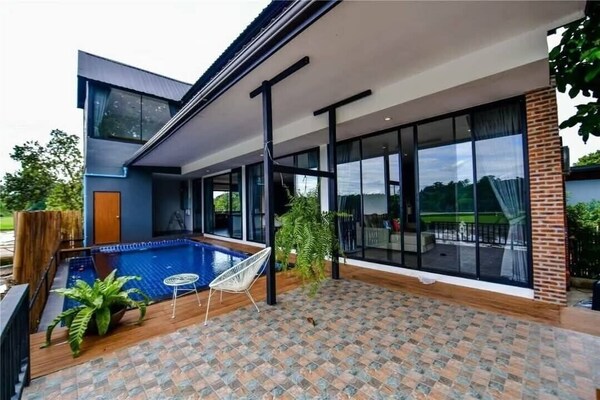 Brick Box Pool Villa & Café - Mae On District