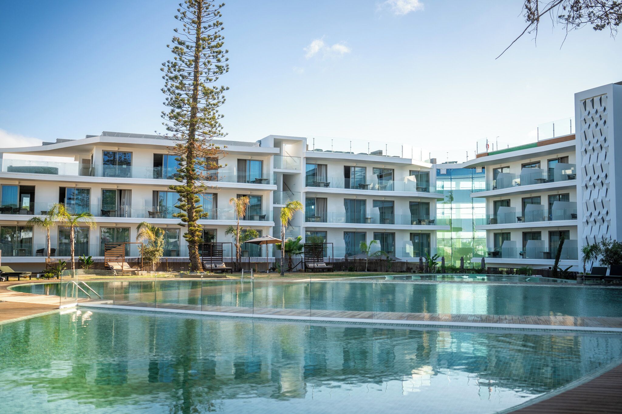 2 piscinas externas, funciona das 8h às 20h, guarda-sóis