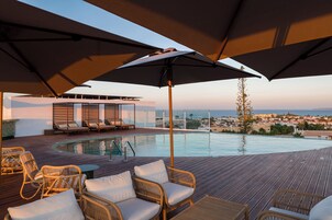 2 piscinas exteriores, da(s) 8:00 à(s) 20:00, guarda-sóis 