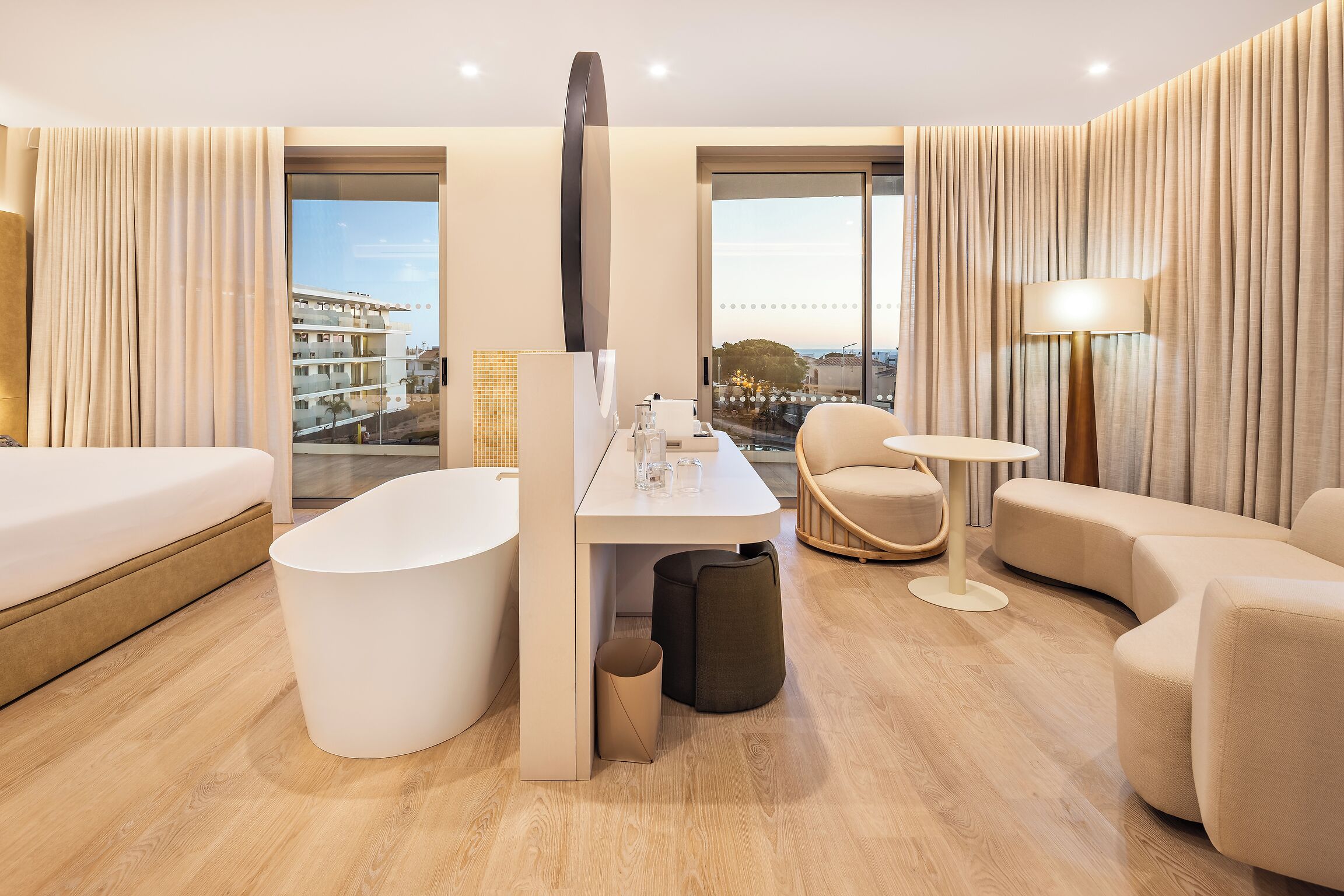 Castelo Suite Terrace & Plunge Pool | Roupa de alta qualidade, edredões de penas, minibar, cofre no quarto 