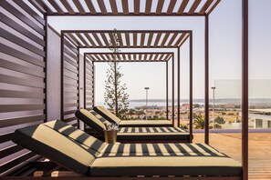 Piscina interior, 2 piscinas exteriores, guarda-sóis, espreguiçadeiras 