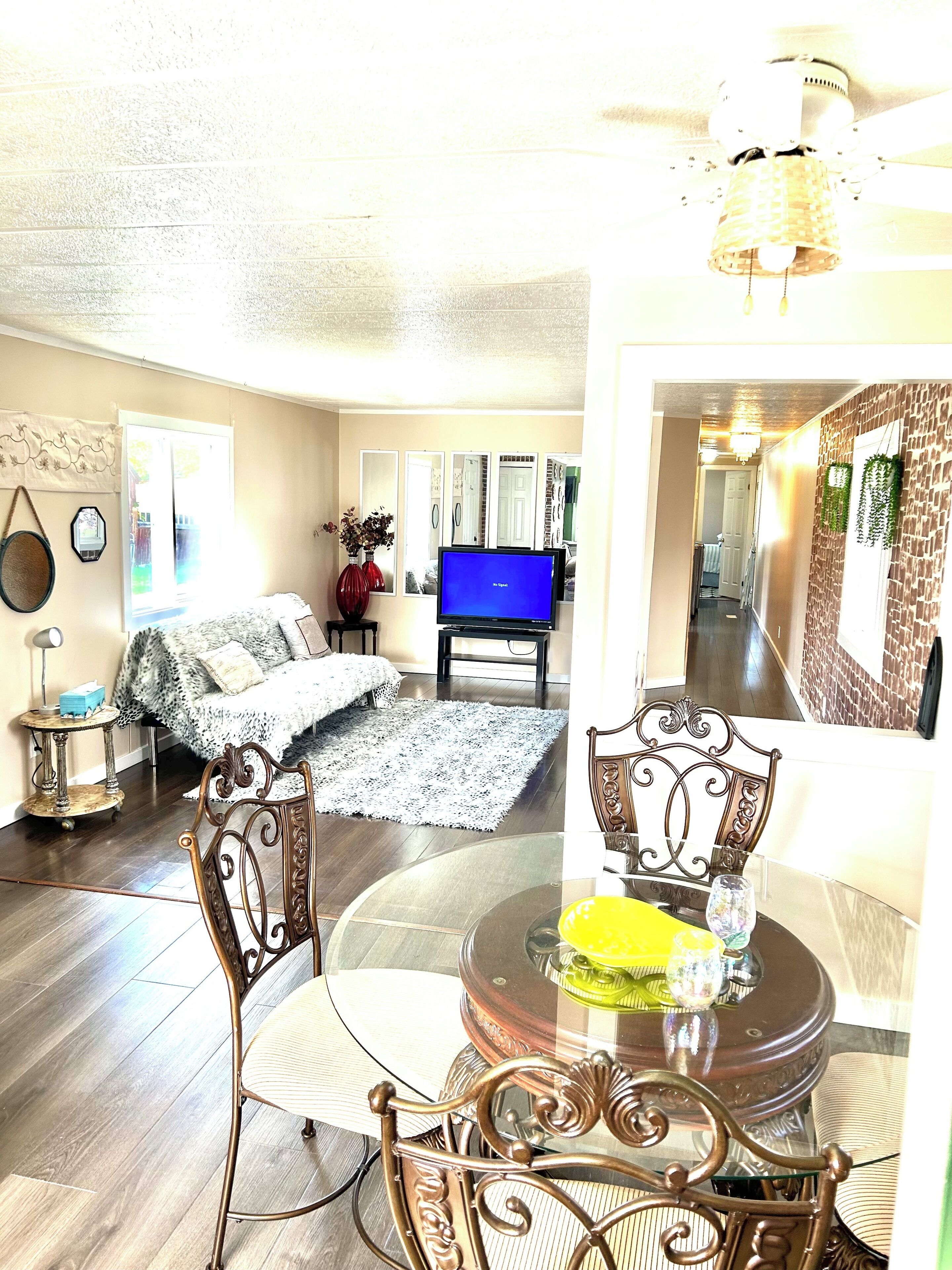 Red Deer Entire Home Away From Home 2beds 1bath - Red Deer