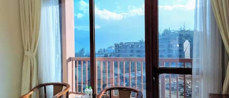 Quarto casal luxo, vista para a colina | Escrivaninha, Wi-Fi de cortesia