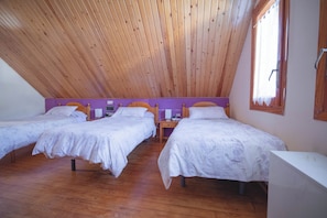 Quarto Triplo Básico | Secretária, Wi-fi grátis