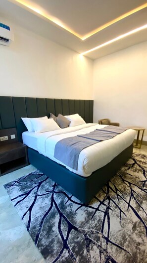 Quarto Individual Deluxe, vista para a piscina | Cofre no quarto, secretária, quartos insonorizados, Wi-fi grátis
