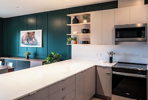 Cobertura design, vista para a montanha | Cozinha privada | Geladeira grande, micro-ondas, fogão, cooktop