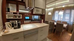Apartamento de Luxo, vista para o jardim | Cozinha privada | Um frigorífico/congelador grande, um micro-ondas, uma placa de cozinha 