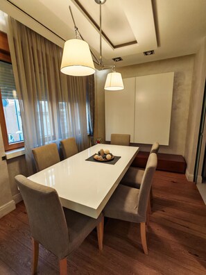Apartamento de Luxo, vista para o jardim | Refeições no quarto