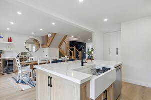 Casa de Férias Comfort | Cozinha privada | Um frigorífico/congelador grande, um micro-ondas, um forno 