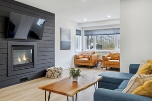 Casa de Férias Comfort | Sala de estar | Smart TV de 45 polegadas com canais digitais, lareira 