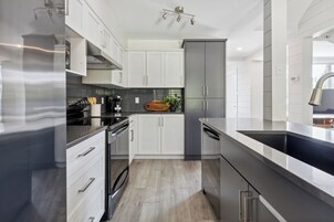 Casa de Férias Clássica | Cozinha privada | Um frigorífico/congelador grande, um micro-ondas, um forno 