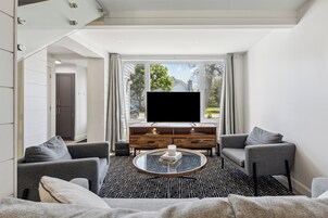 Casa de Férias Clássica | Sala de estar | Smart TV de 45 polegadas com canais digitais, lareira 