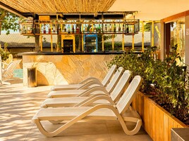 Piscina externa, guarda-sóis, espreguiçadeiras