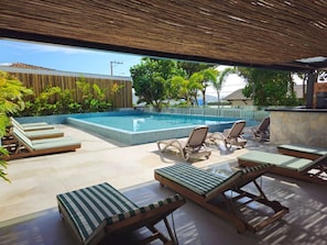 Piscina exterior, guarda-sóis, espreguiçadeiras