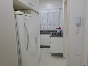 Apartamento Premium | Cozinha privada | Um frigorífico, um micro-ondas, um forno, uma placa de cozinha 