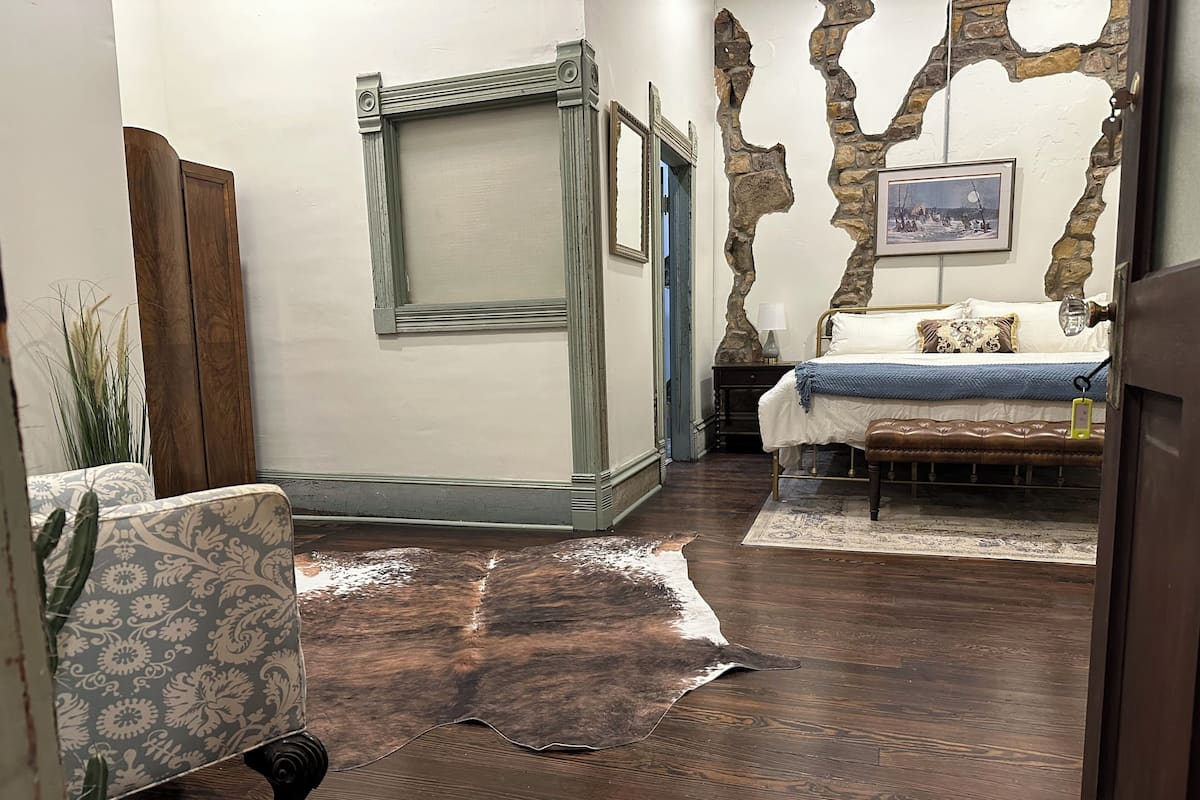 Quarto solteiro, vista para a cidade | Ferros/tábuas de passar roupa, Wi-Fi de cortesia, roupa de cama