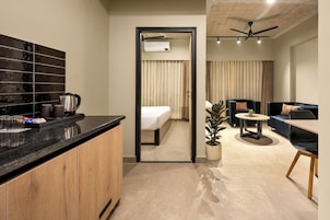 Suite Royal, não fumadores, kitchenette | Sala de estar | Smart TV de 32 polegadas com canais digitais, Netflix