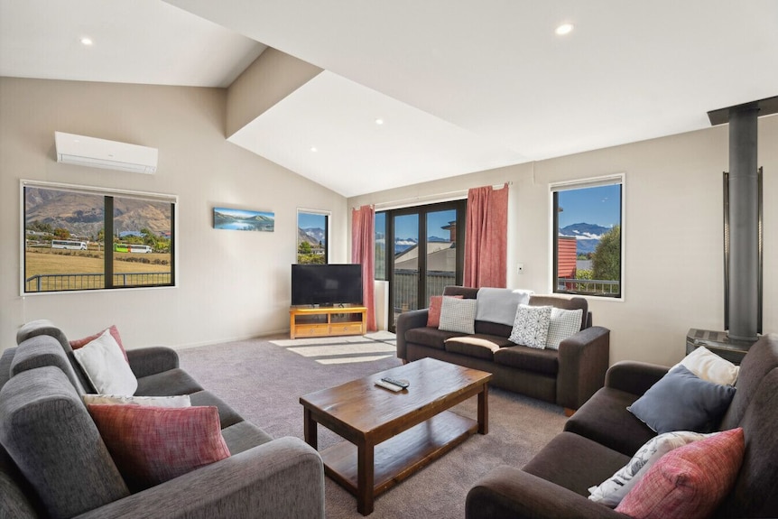 King Of The Hill | Four-bedroom Home - Southland