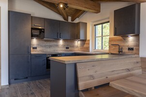 Casa | Cozinha privada | Uma cadeira de bebé 