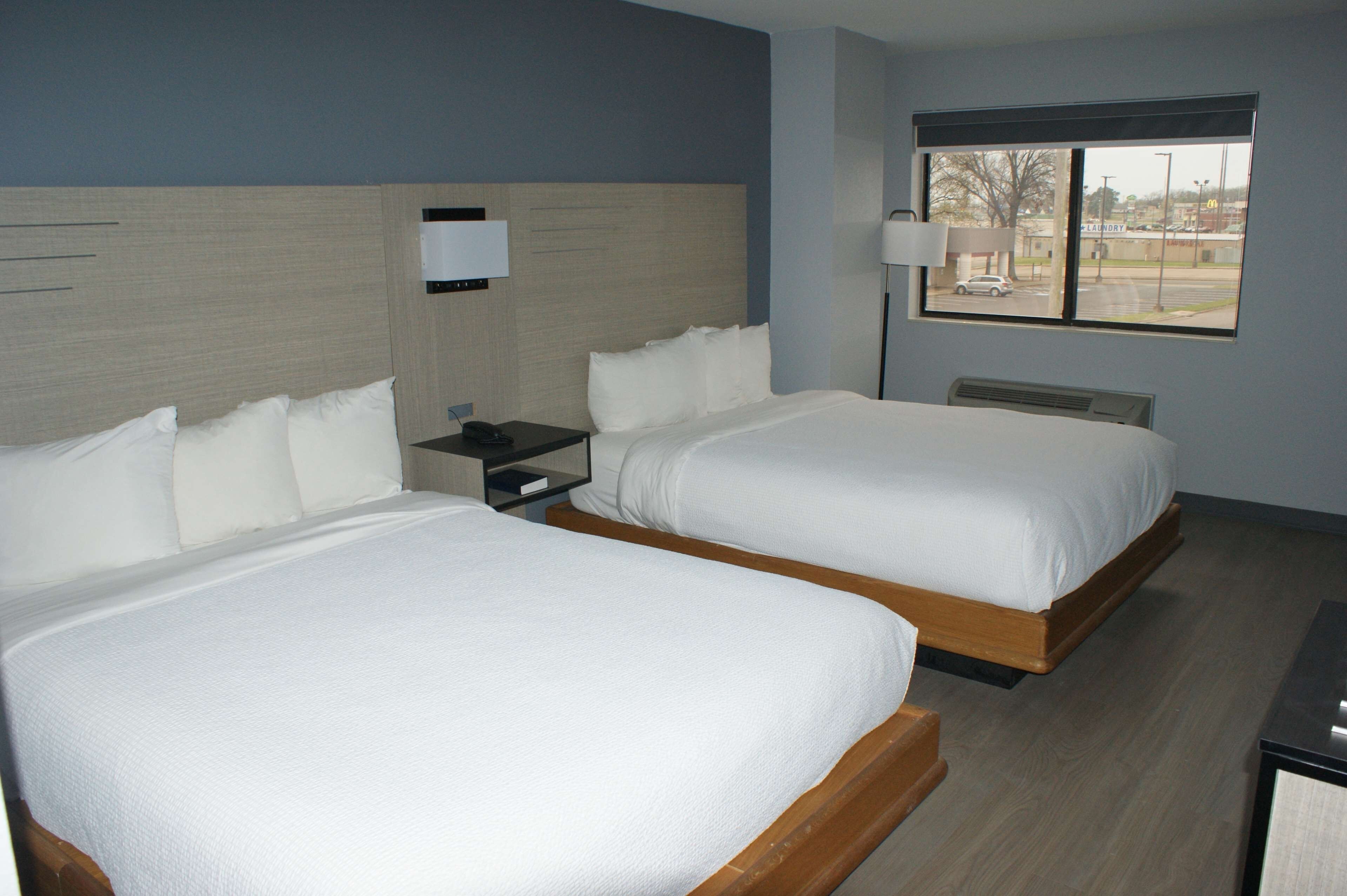 Two Affordable Rooms With Complimentary Breakfast | Pool Access - Fort Smith, AR