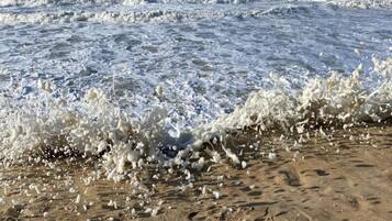 Uma praia com ondas quebrando na costa.