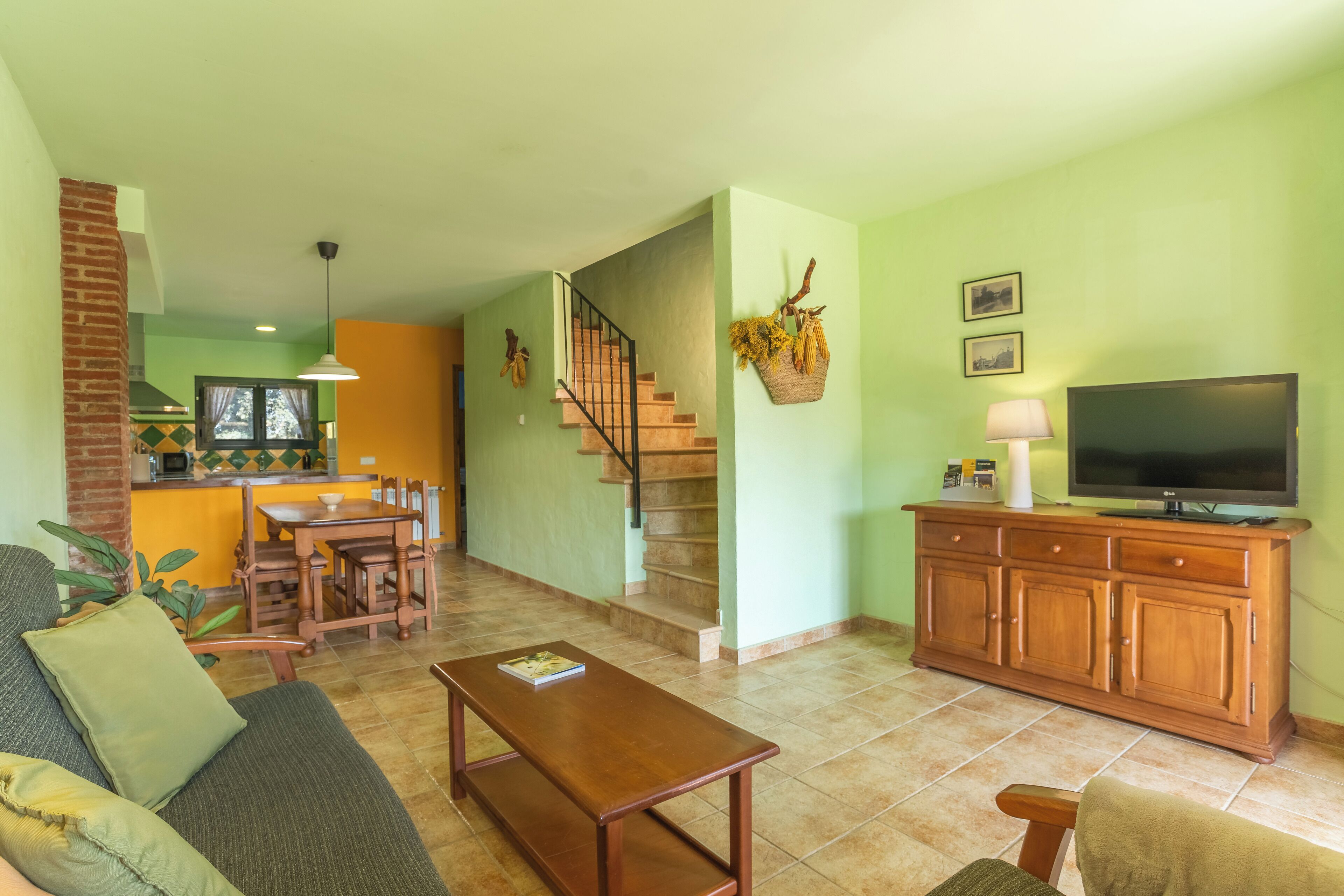 Apartamento Comfort, 2 quartos, cozinha, vista para o jardim | Sala de estar | Televisor de ecrã plano de 32 polegadas com canais por cabo 