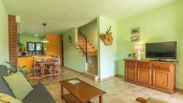 Apartamento Comfort, 2 quartos, cozinha, vista para o jardim | Sala de estar | Televisor de ecrã plano de 32 polegadas com canais por cabo