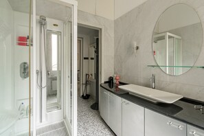 Apartamento | Casa de banho | Um secador de cabelo 
