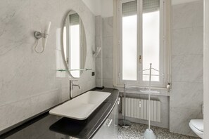 Apartamento | Casa de banho | Um secador de cabelo 